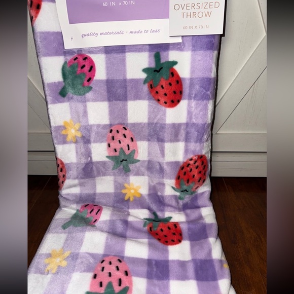 Envogue | Bedding | Envogue Checkered Strawberry Plush Throw Blanket ...